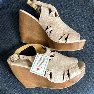 Very Volatile | Shoes | New Very Volatile Crackle Wood Heel Platform ...